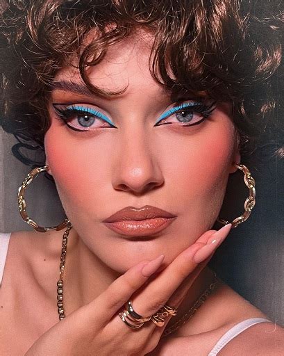 Lima Cara Membuat Riasan Mata Dengan Eyeliner Biru
