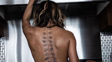 Halle Berry Lady Gaga E I Tattoo Botanici Lungo La Colonna Vertebrale