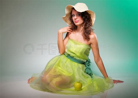 春天高清图片 全长美丽的春天女人用苹果。绿色或节食的概念。健康饮食 人像图片免费下载 格式 5251像素 编号42705691 千图网
