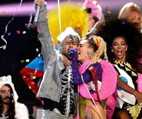 Miley Cyrus And The Flaming Lips Will Perform A Completely Naked Concert