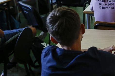 Afferra Per Il Collo Un Compagno Di Scuola Di 10 Anni Della Figlia E Lo