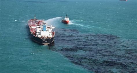 Penerapan Pengaturan Pembuangan Limbah Minyak Ke Laut Oleh Kapal Tanker Tinjauan Hukum