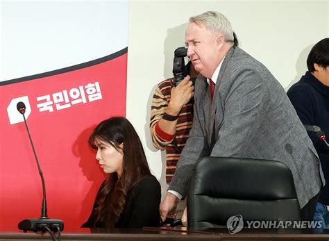 입장하는 인요한 이소희 연합뉴스