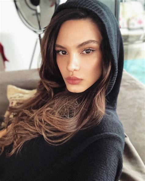 Almeda Celebrates Her Birthday And First Wedding Anniversary Telegrafi Telegrafi