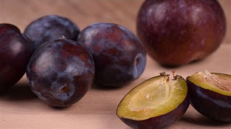 Čudesna VoĆka Koja Je Pravo Bogatstvo Vitamina Šljive Jačaju Kosti I Smanjuju Rizik Od