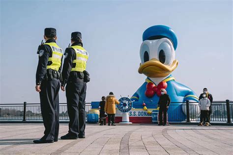 兔年新春，岗位上的小迪警官度假区旅游工作