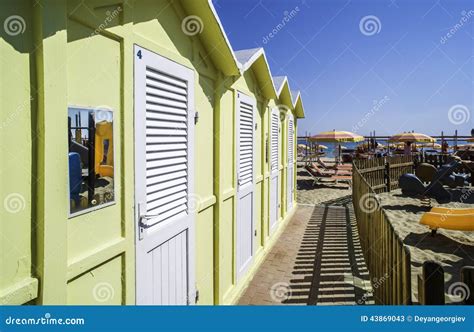 Cabinas De Madera En La Playa Imagen De Archivo Imagen De Arena Choza