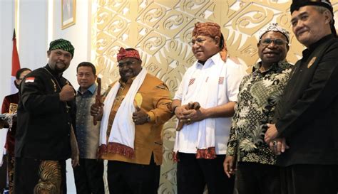 Kenius Kogoya Mendapat Keistimewaan Dinobatkan Sebagai Warga