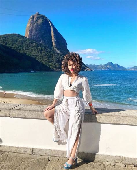 Bruna Caixeiro On Instagram Rio De Janeiro💙 Amo Usar Branco Em Praia Cria Um Contraste Que