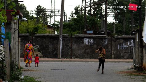 სასკოლო ასაკის 10 ბავშვი ერთ ოჯახში რატომ ვერ მიდის ყველა სკოლაში Batumelebi • ბოშები