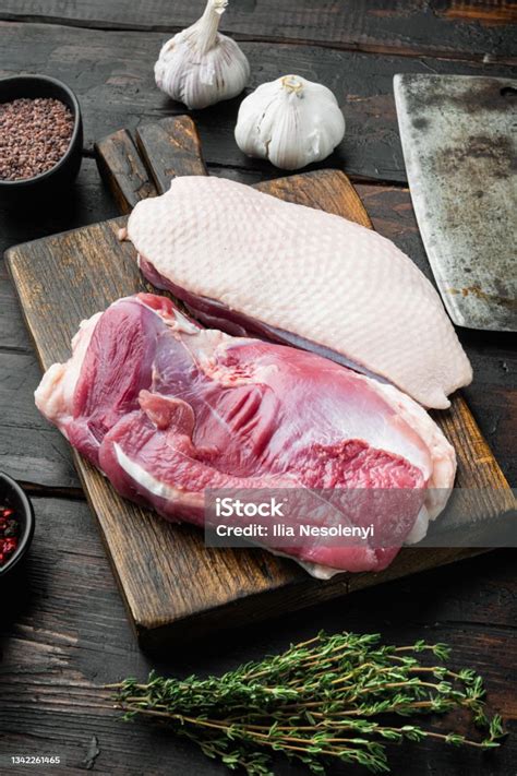 오래된 어두운 나무 테이블 배경에 오래된 정육점 칼과 나무 도마에 오리 가슴 살 필레 고기 0명에 대한 스톡 사진 및 기타 이미지 0명 가금류 거위 고기 Istock