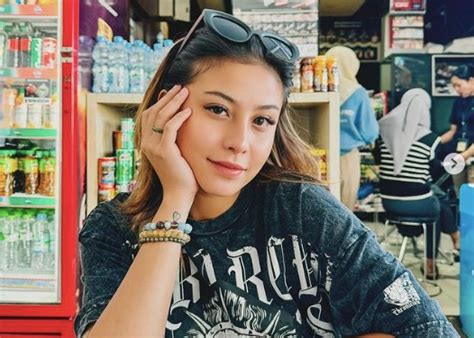 Duit Rp 400 Juta Ditilap Karyawan Awkarin Rezeki Gue Dibersihkan Sebelum Umrah