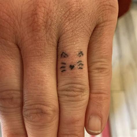 40 Unique Wedding Ring Tattoos For Couples 2021 Yourtango