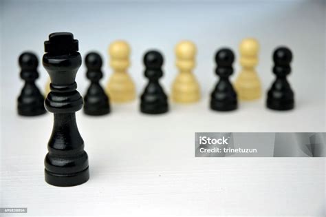 비즈니스 컨셉 킹 체스 조각 군중 흰색 나무 배경에 직원 서 보스 1위에 대한 스톡 사진 및 기타 이미지 1위 개성 개념 검은색 Istock