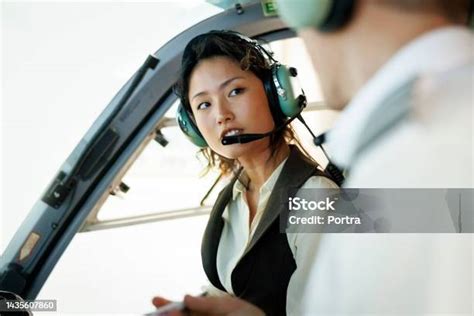 Piloto Hablando Con Su Copiloto Mientras Vuela En Helicóptero Foto De Stock Y Más Banco De