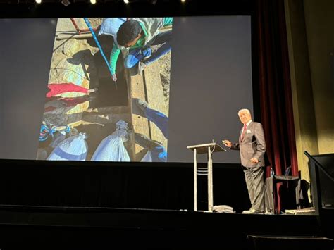 حواس نبحث عن ملكتين بالأقصرنفرتيتي وعنخ إس آن آمون محاضرة أمام 2000 أمريكي