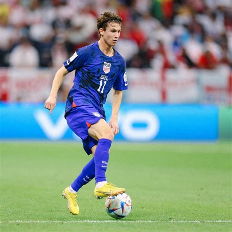 Download Usa National Football Team Player Aaronson Wallpaper