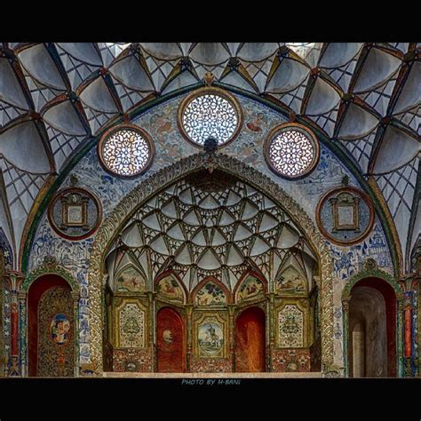 بنای زیبا با فرم‌های معماری اسلامی