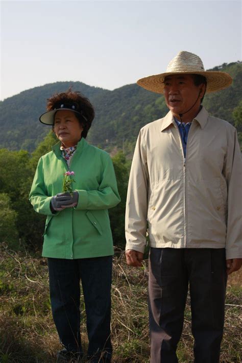 노무현사료관 밀짚모자를 쓰고 화포천을 둘러보는 노무현 전 대통령 내외