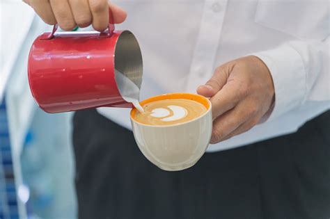 바리 스타 붓는 우유의 커피가 게에서 흰색 컵 커피 라 떼 아트를 확인 합니다 튤립 커피 라 떼 아트입니다 기업 재무와 산업에 대한 스톡 사진 및 기타 이미지 Istock