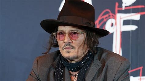 Johnny Depp 62 Ans Méconnaissable Cheveux Gris Teint Pale Rides