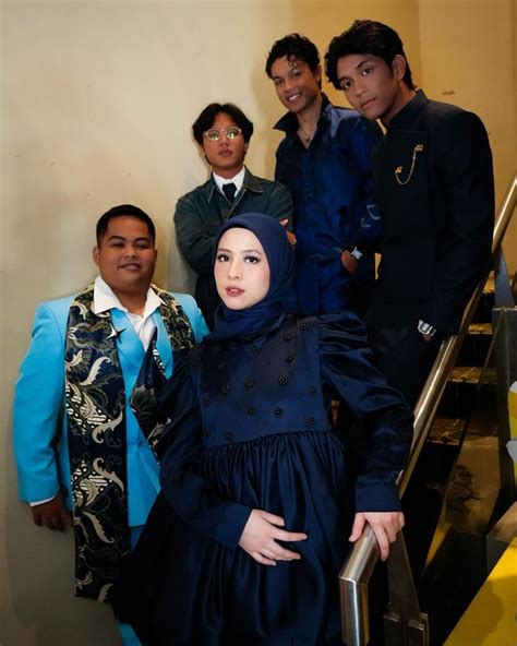 7 Gaya Adhisty Zara Pakai Hijab Didoakan Istiqomah