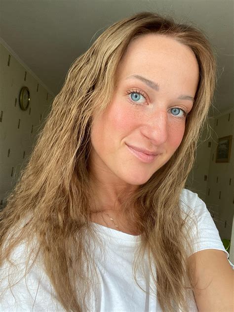 After Shower Selfie Do I Need Make Up Sexy Sexy