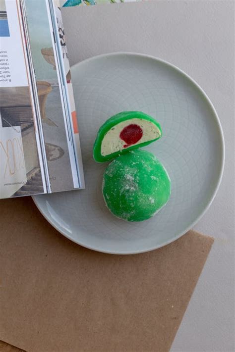 간단한 요리 과자 녹색 녹색 떡 달달한 음식 달콤한 달콤한 대접 도금 디저트 독특한 디저트 둥근 디저트 디저트 떡 말차맛 맛있는 간식 모찌 속