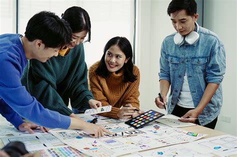 크리에이티브 웹 팀 휴대폰용 그래픽 디자이너 계획 휴대폰 애플리케이션용 드로잉 웹 사이트 ux ui 앱 및 개발 템플릿 레이아웃