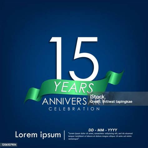 15 주년 기념 헝겊 파란색 배경에 우아한 녹색 리본이있는 흰색 기념일 로고 웹 전단지 인사말 및 초대 장용 벡터 일러스트 템플릿 디자인 15에 대한 스톡 벡터 아트 및