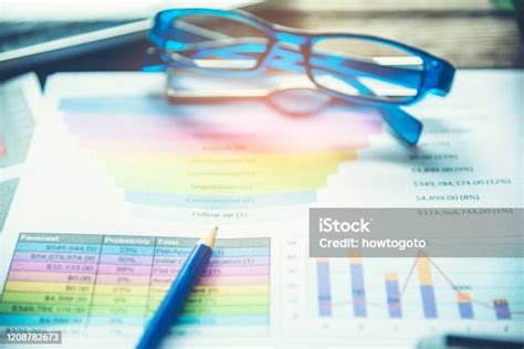 정보 금융 시작 개념을 보여주는 스프레드 시트 문서와 엑셀 그래프 회계 데이터베이스 보고서를 만드는 재무 계획 문구 세트 비즈니스 물건과 화면에 그래프와 차트 개념에 대한