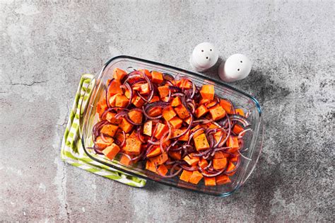 고구마 과자 굽는 판에 구운 양파 돌 테이블에 봉사에 대 한 준비 감자 요리에 대한 스톡 사진 및 기타 이미지 감자 요리 고명 구이 Istock