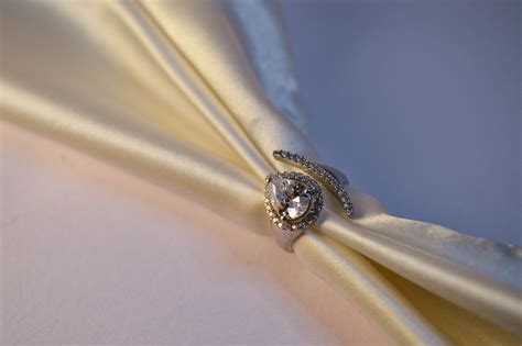 Teardrop Ring Thesilvie