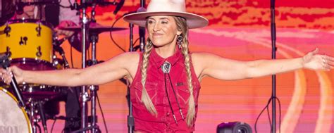 Watch Lainey Wilson Perform The Best Of Both Worlds