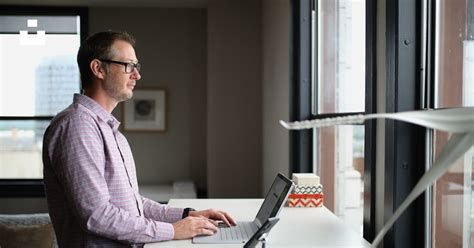 노트북 컴퓨터를 사용하는 보라색 드레스 셔츠를 입은 남자 사진 Unsplash의 무료 아이디어 이미지