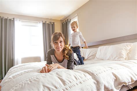 어머니와 그녀의 딸 자식 여 자가 침대에 좋은 시간을 내어 가정의 방에 대한 스톡 사진 및 기타 이미지 가정의 방 가족 건강한 생활방식 Istock