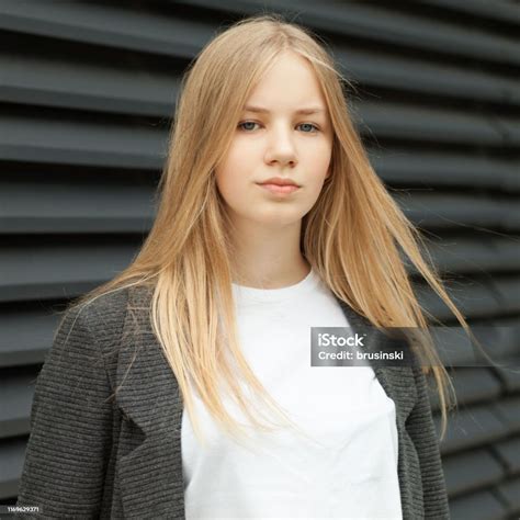 Potret Luar Ruangan Closeup Seorang Gadis Remaja Berambut Pirang