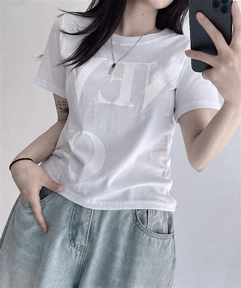 유니크꾸안꾸 뉴욕시티 세미 크롭 반팔 티셔츠 2color 에이블리