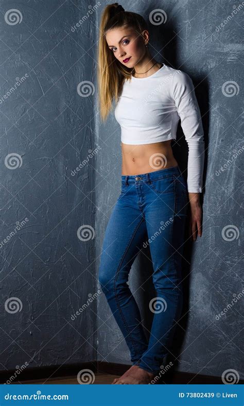 Donna Con La Pancia Nuda Immagine Stock Immagine Di Femmina 73802439