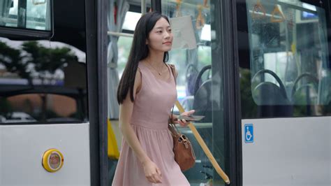 4k女乘客乘坐公交到站下车mp4格式视频下载 正版视频编号95836 摄图网