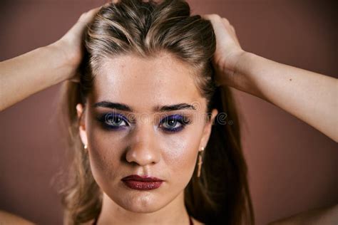 Mujer Joven Bella Frente A Retrato Chica Modelo Con Piel Limpia Y