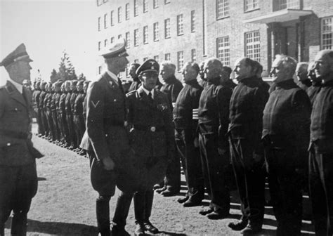 Начальник полиции безопасности Германии Рейнхард Гейдрих инспектирует ...