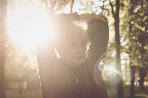 스포츠 의류에 대 한 운동 하는 데에 심각한 고위 여자 팔 가을에 대한 스톡 사진 및 기타 이미지 가을 건강한 생활방식 고독 부정적인 감정 표현 Istock