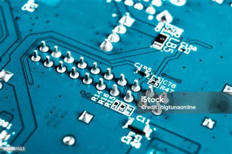 저항마이크로칩 및 전자 부품이 있는 회로 기판의 매크로 샷 컴퓨터 하드웨어 기술 통합 통신 프로세서 정보 공학 반도체 Pcb 근접 촬영 Cpu에 대한 스톡 사진 및 기타