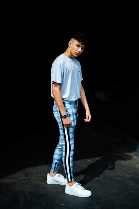 Nxs 운동 거리 스타일 난간 남성 모델 남성 패션 도시 건축 도시 생활 도시 설정 도시 패션 도시 풍경 도시 환경 도시의 삶 명상하는 자세 산업적