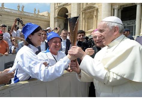 耶穌會通傳 Jesuit Communications 【梵蒂岡電台】堅振聖事使信友們得以與教會密切結合 聖神的恩賜帶來平安，論長道短卻摧毀和諧；基督徒蒙召為了給予而接納，成為 他人收到