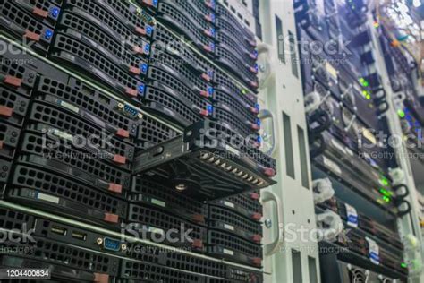 하드 드라이브의 스틱 아웃 슬롯이 서버룸에 닫힙입니다 인터넷 공급자의 강력한 컴퓨터 장비가 데이터 센터에 있습니다 큰 데이터