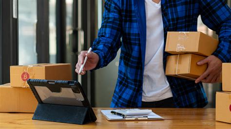 스타트업 의 직장에서 온라인 소포 배달 노트북 컴퓨터와 가정에서 중소기업 성공적인 중소기업 창업 프리랜서 작업을 시작 Performing Arts Event에 대한 스톡