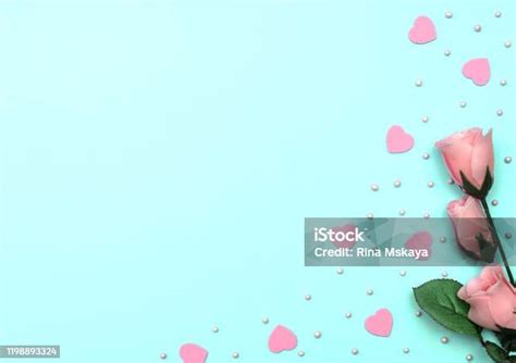 분홍색 하트 구슬과 장미와 발렌타인 데이 블루 배경입니다 발렌타인 인사말 카드입니다 플랫 레이 스타일입니다 0명에 대한 스톡 사진 및 기타 이미지 Istock