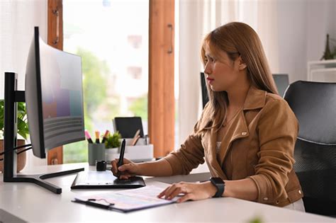 컬러 팔레트로 작업하고 그래픽 스튜디오에서 디자인 프로젝트를위한 색상 샘플을 선택하는 데 중점을 둔 젊은 창조적 인 여성 25 29세에 대한 스톡 사진 및 기타 이미지